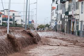 Aluvião envolve o deslocamento de terras que ocorre naturalmente