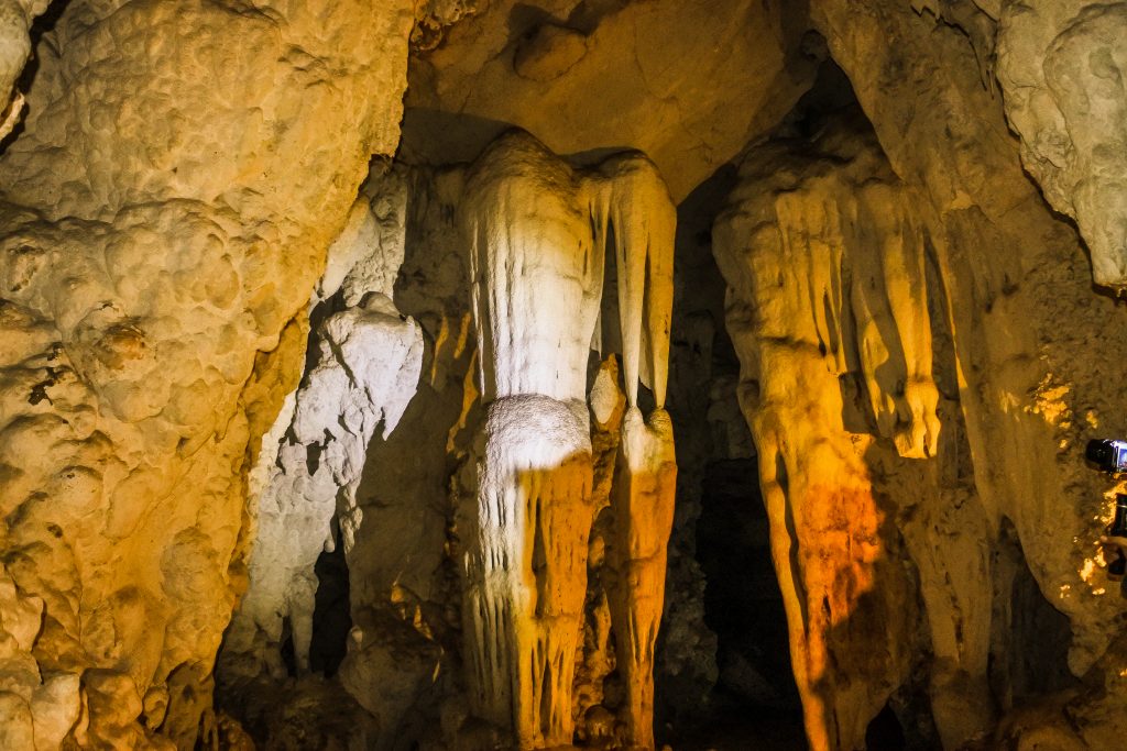 Estalactite é uma formação rochosa encontrada em grutas e cavernas
