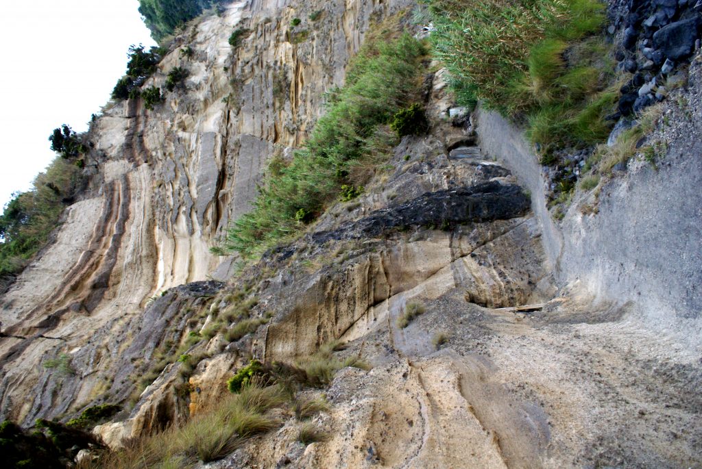 Estrato são camadas rochosas que formam a crosta terrestre