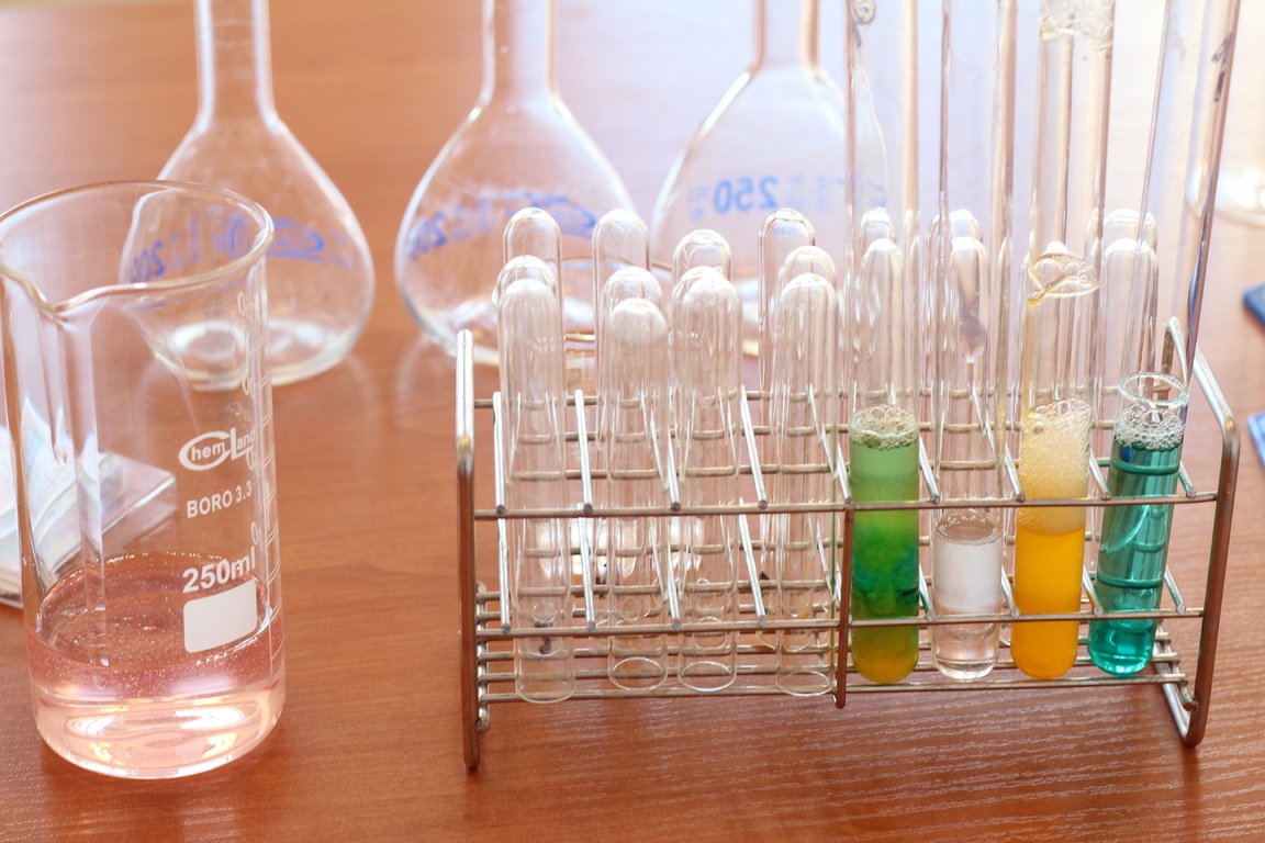 Hidrólise é reação química que também age sobre os organismos vivos