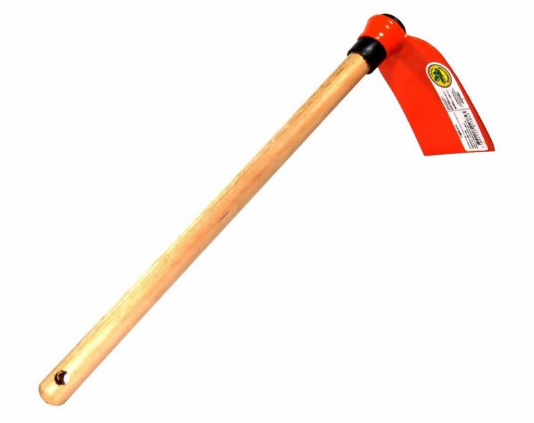 Enxada é encontrada em vários modelos e indispensável na agricultura