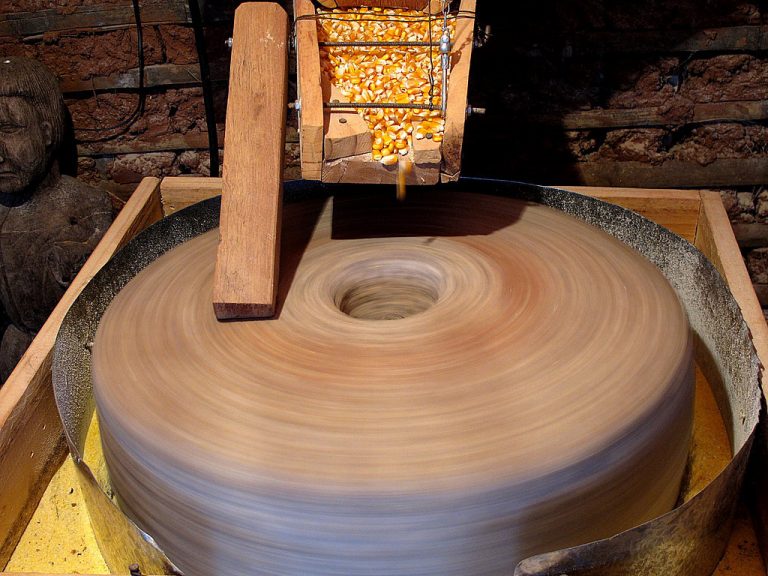 Moinho é indispensável para fragmentar ou pulverizar grãos e cereais