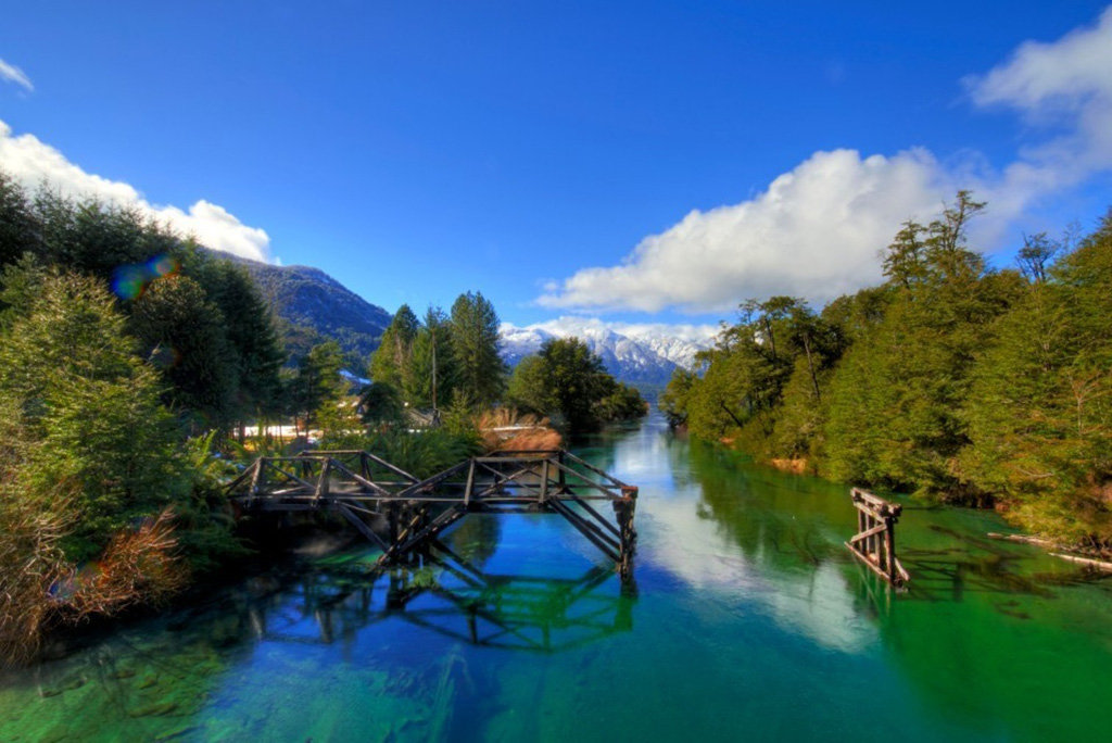 Lago é uma depressão natural na superfície e quantidade variável de água