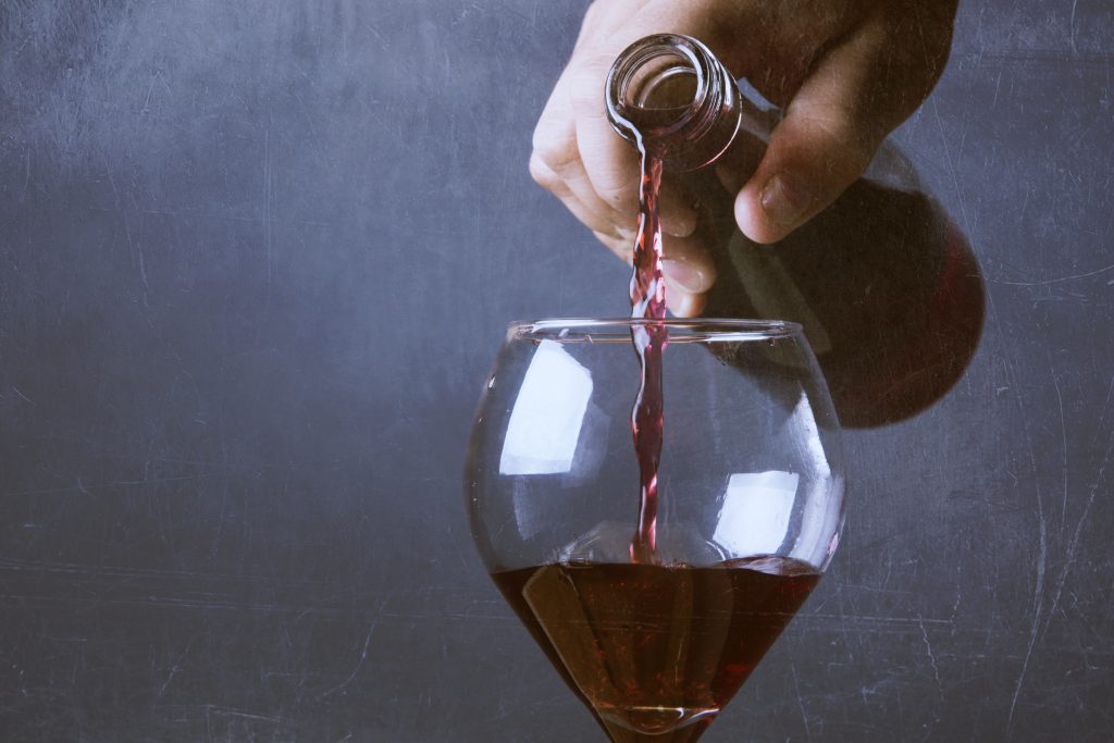 Vinho tinto tem cascas de uva maceradas para adquirir cor e sabor
