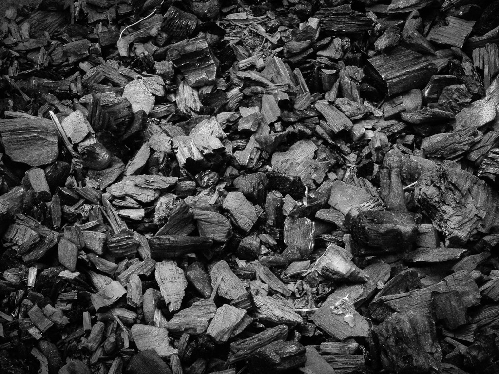 Carvão vegetal (carvão ativado) é uma forma de carbono puro