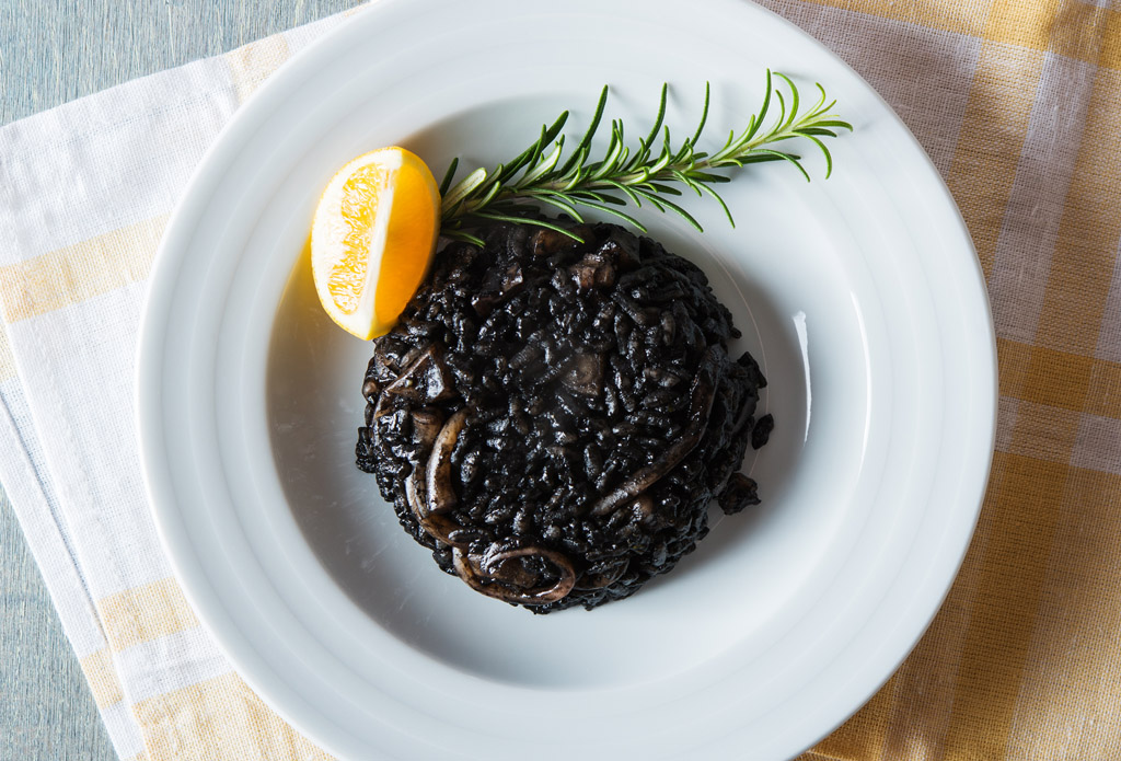 Arroz negro é uma joia do Mediterrâneo cada vez mais popular