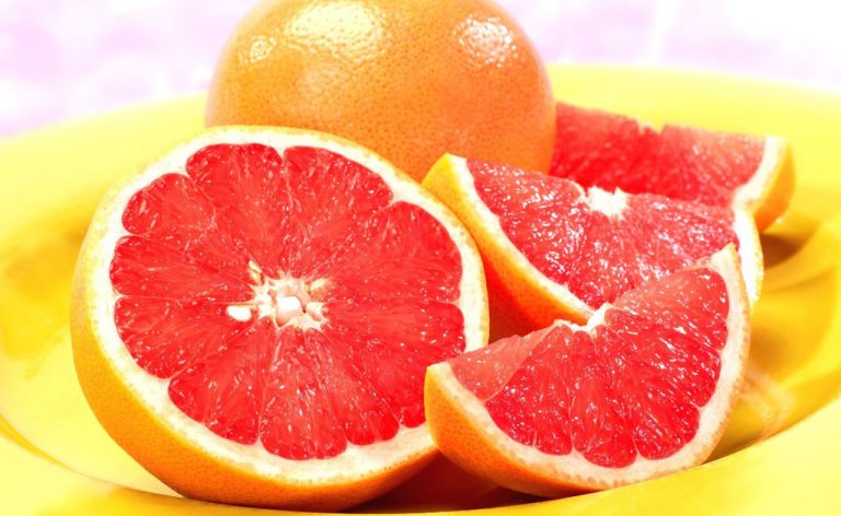 Toranja, também chamada de grapefruit, é uma fruta cítrica híbrida