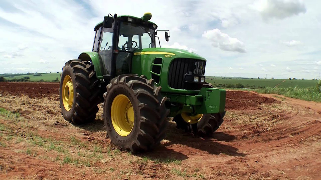 Trator é indispensável no campo e também nas fazendas