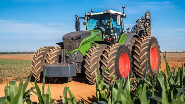 Trator é indispensável no campo e também nas fazendas