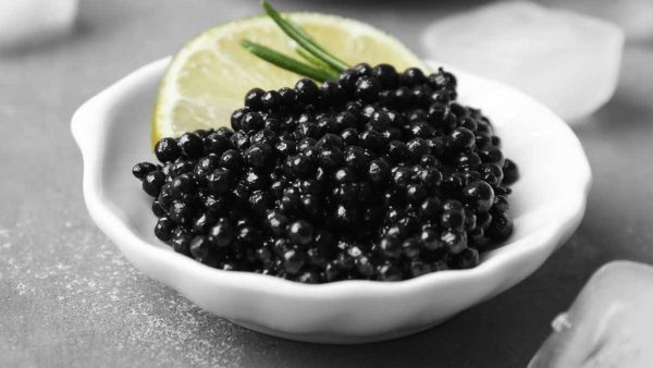 Caviar é alimento de luxo que consiste em ovas de peixe