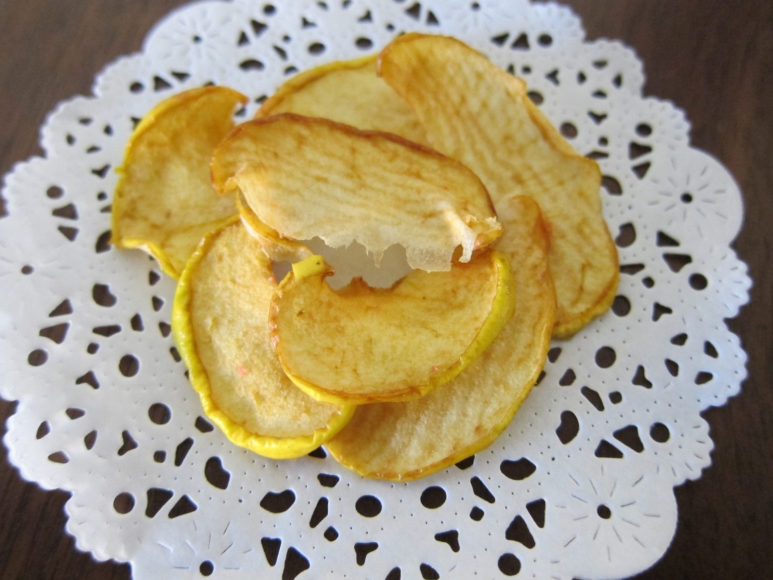 Chips de maçã são saborosos, práticos e fáceis de fazer