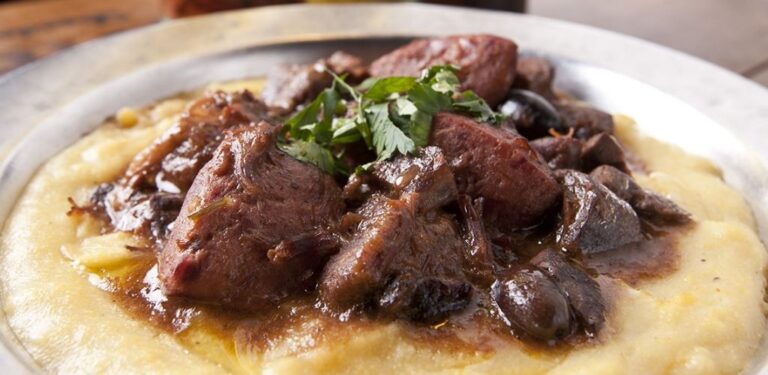 Angu é um prato tipicamente brasileiro à base de fubá