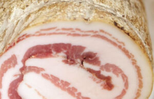 Pancetta é um tipo de carne de origem suína, curada e seca