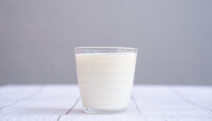 Leite desnatado tem menos gordura que leite integral