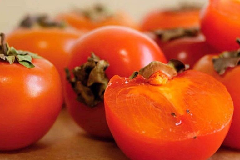 Caqui fuyu é a variedade saborosa da fruta que reúne vários benefícios